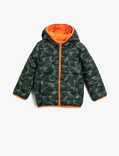 Koton Erkek Çocuk Çift Taraflı Kapüşonlu Kamuflaj Desenli Fermuarlı Koton Erkek Çocuk Çift Taraflı Kapüşonlu Kamuflaj Desenli Fermuarlı