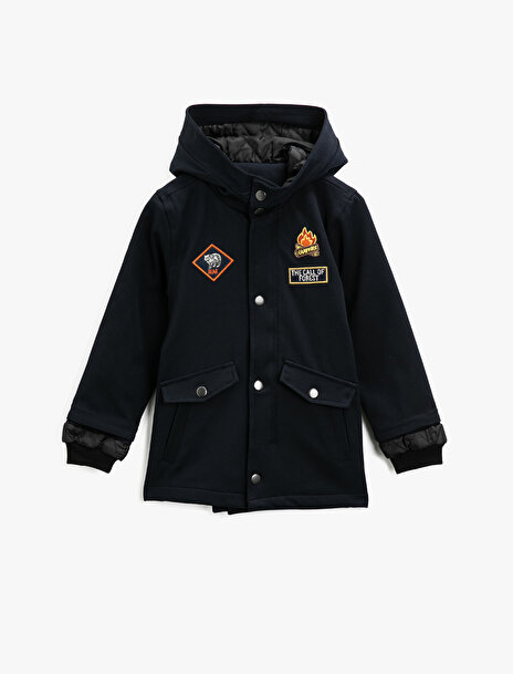 Koton Erkek Çocuk Kapüşonlu Cepli İşlemeli Kaban Koton Erkek Çocuk Kapüşonlu Cepli İşlemeli Kaban