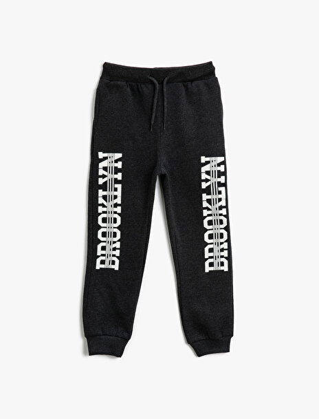 Koton Erkek Çocuk Normal Bel Yazili Baskili Belden Baglamali Esofman Alti Koton Erkek Çocuk Normal Bel Yazili Baskili Belden Baglamali Esofman Alti