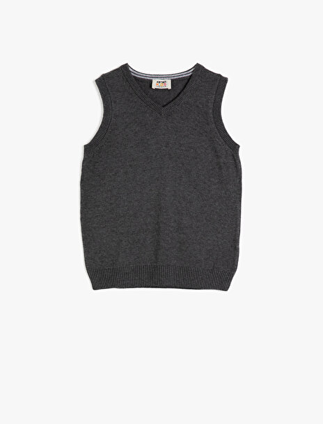 Koton Erkek Çocuk V Yaka Kolsuz Basic Triko Kazak Koton Erkek Çocuk V Yaka Kolsuz Basic Triko Kazak