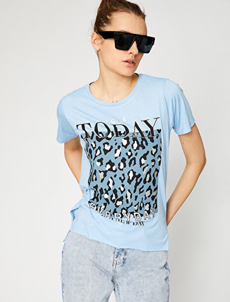 Koton Kadın Yırtmaçlı Tişört Baskılı Bisiklet Yaka