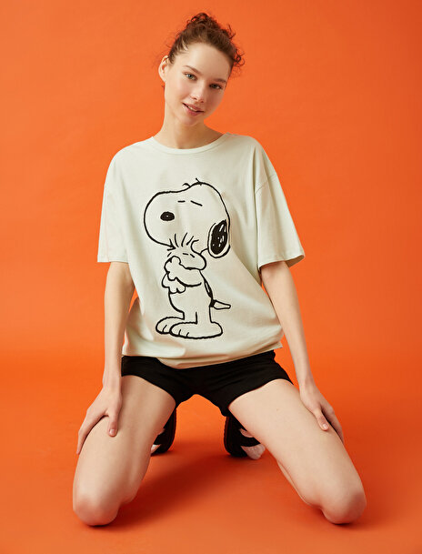Koton Kadın Snoopy Tişört Lisanslı Bisiklet Yaka Pamuklu Oversize Koton Kadın Snoopy Tişört Lisanslı Bisiklet Yaka Pamuklu Oversize