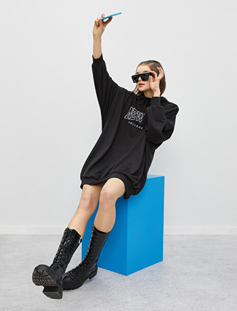 Koton Kadın Kapüşonlu Uzun Kollu Yazılı Baskılı Elbise Oversize