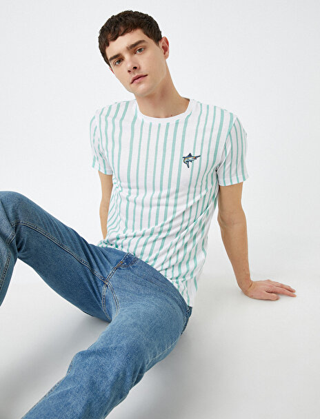 Koton Erkek İşlemeli Slim Fit Çizgili Pamuklu Kısa Kollu Bisiklet Yaka Tişört