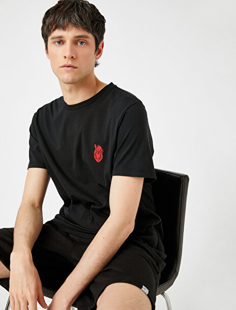 Koton Erkek Bisiklet Yaka Nakisli Tisört