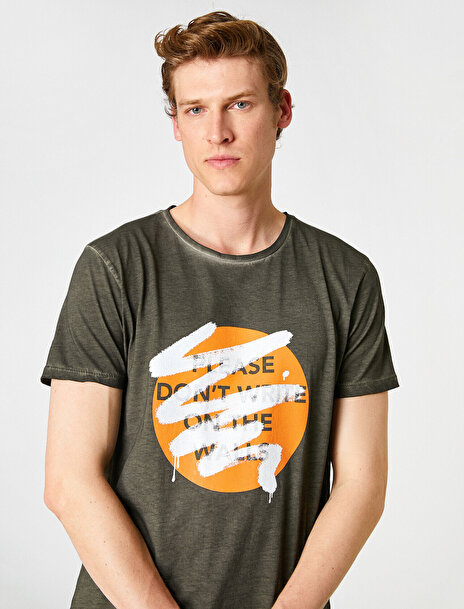 Koton Erkek Duvar Yazısı Baskılı Tişört