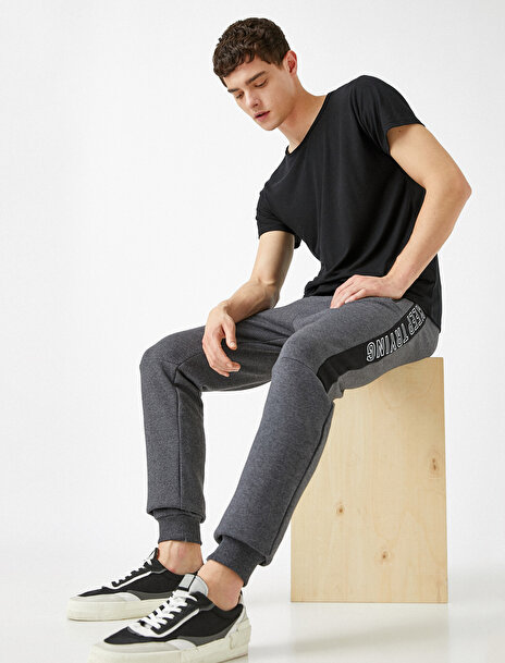 Koton Erkek Sloganlı Jogger Eşofman Altı Şerit Detaylı Koton Erkek Sloganlı Jogger Eşofman Altı Şerit Detaylı