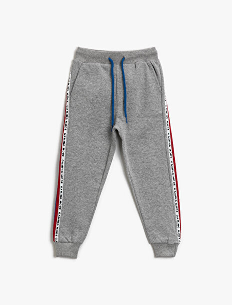 Koton Erkek Çocuk Yazılı Baskılı Şeritli Beli Bağlamalı Eşofman Altı Koton Erkek Çocuk Yazılı Baskılı Şeritli Beli Bağlamalı Eşofman Altı