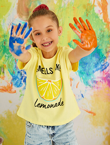 Koton Kız Çocuk Güzel Kokulu Baskılı Tişört Kısa Kollu Pamuklu Bisiklet Yaka