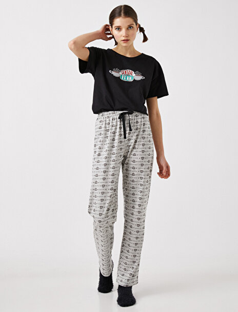 Koton Kadın %100 Pamuk Warner Bros Lisansli Friends Temali Pijama Takimi Koton Kadın %100 Pamuk Warner Bros Lisansli Friends Temali Pijama Takimi
