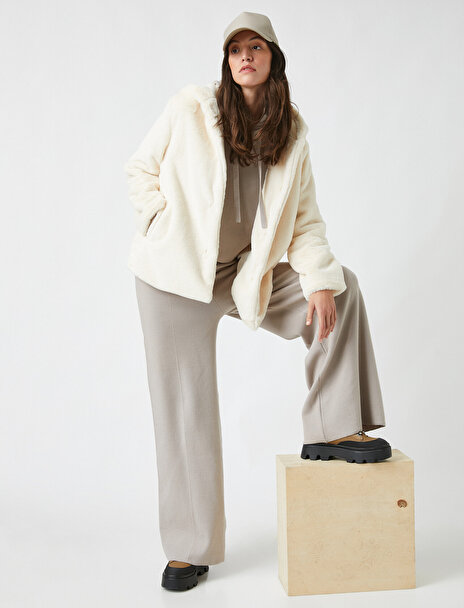 Koton Kadın Kapüşonlu Düğmeli Peluş Mont Koton Kadın Kapüşonlu Düğmeli Peluş Mont