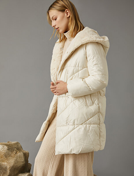 Koton Kadın Kapüşonlu İçi Peluş Çıtçıtlı Oversize Şişme Mont Koton Kadın Kapüşonlu İçi Peluş Çıtçıtlı Oversize Şişme Mont
