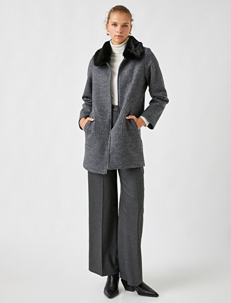 Koton Kadın Yakası Kürklü Fermuarlı Cepli Kaban