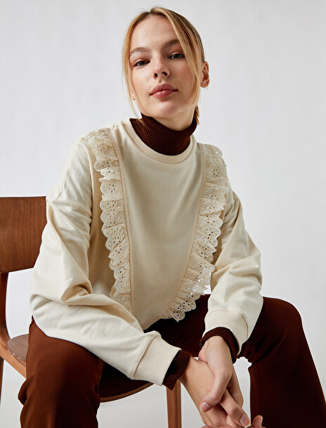 Koton Kadın Önden Fırfırlı İşlemeli Bisiklet Yaka Sweatshirt Koton Kadın Önden Fırfırlı İşlemeli Bisiklet Yaka Sweatshirt