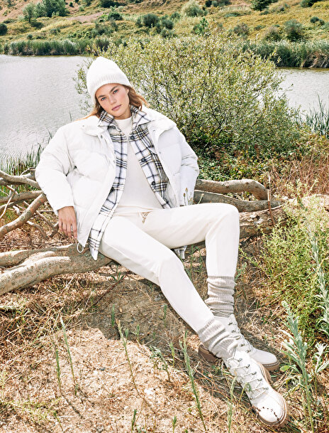 Koton Kadın Yakası Kürklü Fermuarlı Çıtçıtlı Şişme Mont