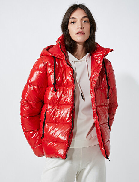 Koton Kadın Kapüşonlu Fermuarlı Parlak Oversize Şişme Mont