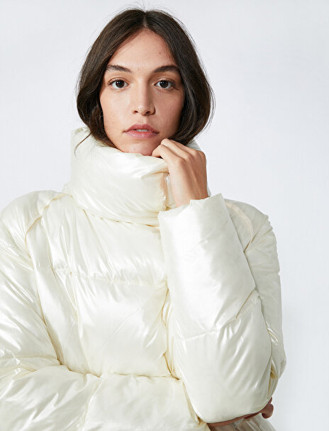 Koton Kadın Dik Yaka Çıtçıtlı Oversize Şişme Mont