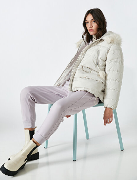 Koton Kadın Kürklü Kapüşonlu Fermuarlı Kısa Şişme Mont