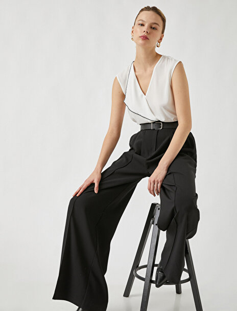 Koton Kadın Asimetrik Yaka İşlemeli Kolsuz Bluz