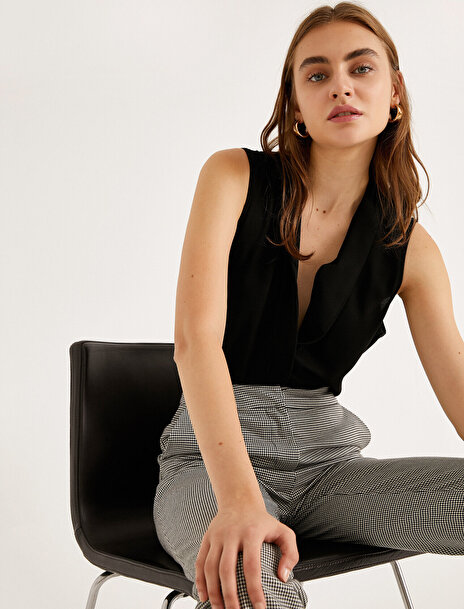 Koton Kadın Sıfır Kol Bluz V Yaka Gizli Düğmeli