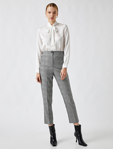 Koton Kadın Ekoseli Kısa Paça Yüksek Bel Kumaş Pantolon Koton Kadın Ekoseli Kısa Paça Yüksek Bel Kumaş Pantolon