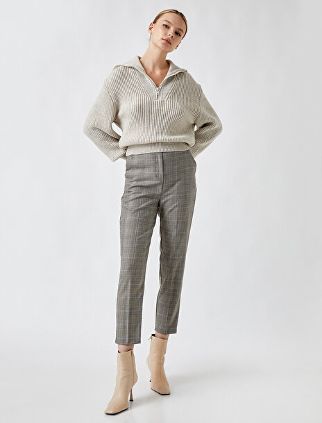 Koton Kadın Ekoseli Kısa Paça Yüksek Bel Kumaş Pantolon Koton Kadın Ekoseli Kısa Paça Yüksek Bel Kumaş Pantolon