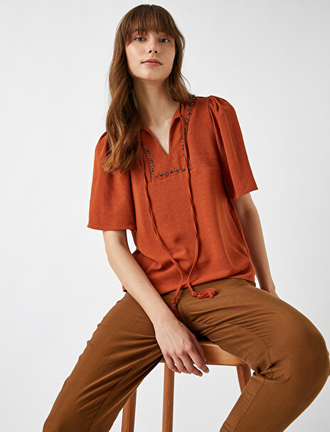 Koton Kadın Yakası Bağlamalı Bluz Boncuk İşlemeli Kabarık Omuzlu Koton Kadın Yakası Bağlamalı Bluz Boncuk İşlemeli Kabarık Omuzlu