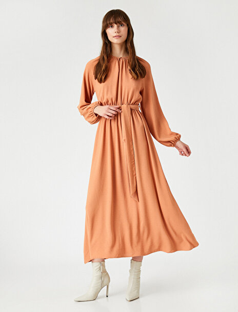 Koton Kadın Yakası Kolları Büzgülü Maxi Elbise Beli Kuşaklı