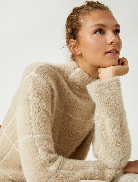 Koton Kadın Yarım Balıkçı Yaka Kareli Tüylü Kazak