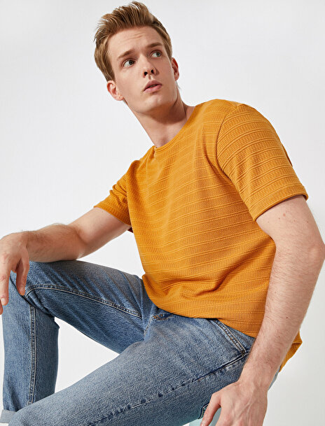 Koton Erkek Dokulu Desenli Tişört