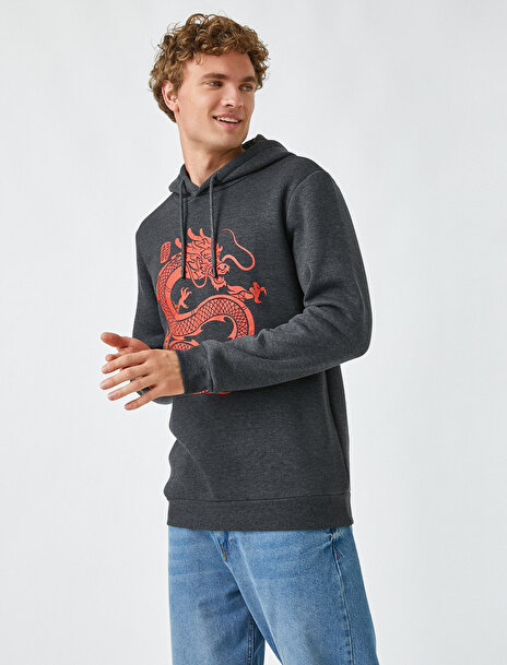 Koton Erkek Ejderha Baskılı Kapşonlu Sweatshirt Koton Erkek Ejderha Baskılı Kapşonlu Sweatshirt