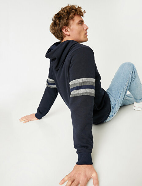 Koton Erkek Kolu Şeritli Kapüşonlu Sweatshirt Koton Erkek Kolu Şeritli Kapüşonlu Sweatshirt