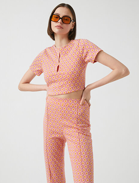 Koton Kadın Crop Pencere Detaylı Kısa Kollu Tişört Koton Kadın Crop Pencere Detaylı Kısa Kollu Tişört