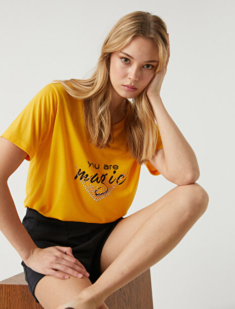 Koton Kadın Baskılı Pullu Tişört Bisiklet Yaka