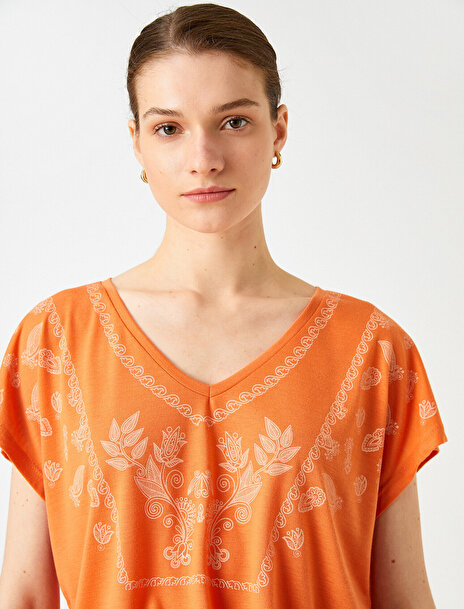 Koton Kadın Çiçek Baskılı Tişört V Yaka Kısa Kollu
