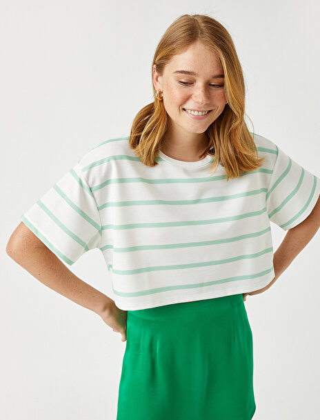 Koton Kadın Bisiklet Yaka Kısa Kollu Çizgili Crop Basic Tişört Koton Kadın Bisiklet Yaka Kısa Kollu Çizgili Crop Basic Tişört