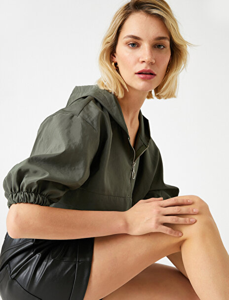 Koton Kadın Crop Bluz Fermuarlı 3/4 Kollu Kapüşonlu Koton Kadın Crop Bluz Fermuarlı 3/4 Kollu Kapüşonlu