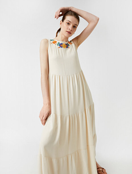 Koton Kadın Uzun Elbise Kolsuz İşlemeli Bisiklet Yaka