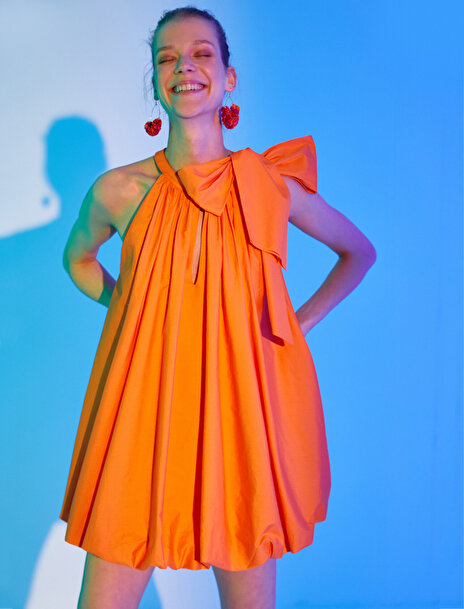 Koton Kadın Mini Balon Elbise Halter Yaka Fiyonk Detaylı Koton Kadın Mini Balon Elbise Halter Yaka Fiyonk Detaylı