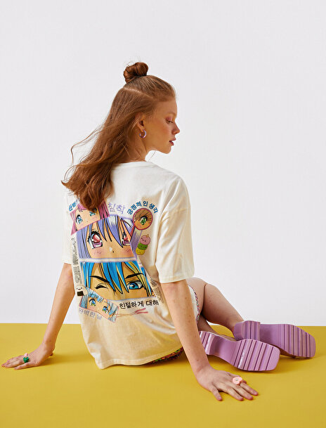 Koton Kadın Sırtı Anime Karakter Baskılı Oversize Kısa Kollu Tişört