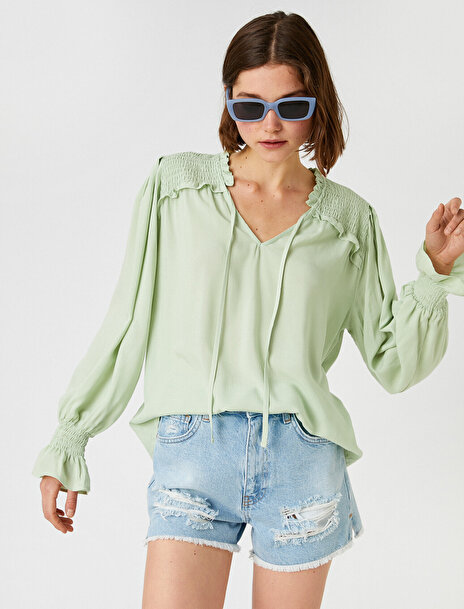 Koton Kadın Gipe Detaylı Bluz V Yaka Balon Kollu