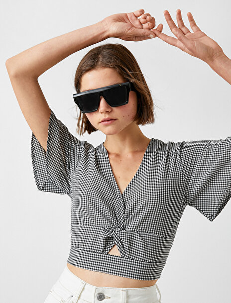 Koton Kadın Crop Bluz V Yaka Pencere Detaylı DesenliCrop Blouse V Neck Cut Out Detail Patterned Koton Kadın Crop Bluz V Yaka Pencere Detaylı DesenliCrop Blouse V Neck Cut Out Detail Patterned