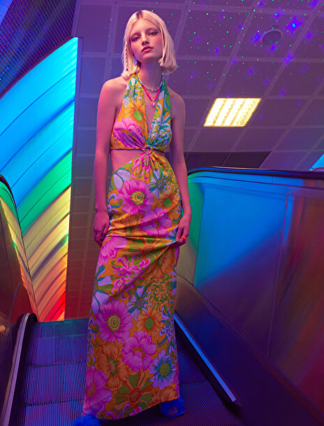 Koton Kadın Maxi Elbise Desenli Pencere Detaylı Halter Yaka Koton Kadın Maxi Elbise Desenli Pencere Detaylı Halter Yaka