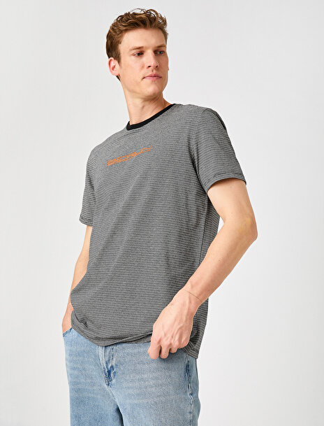 Koton Erkek Oversize Çizgili İşlemeli Tişört Koton Erkek Oversize Çizgili İşlemeli Tişört