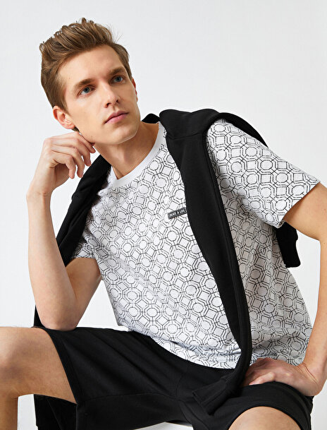 Koton Erkek Geometrik Desenli Tişört