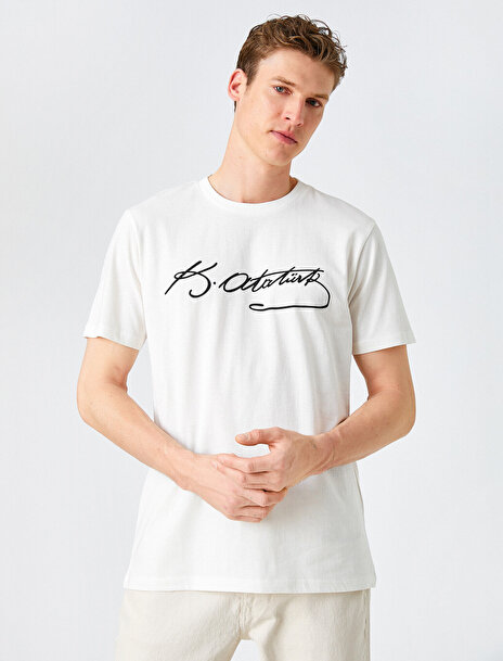 Koton Erkek Atatürk İmza Baskılı Tişört