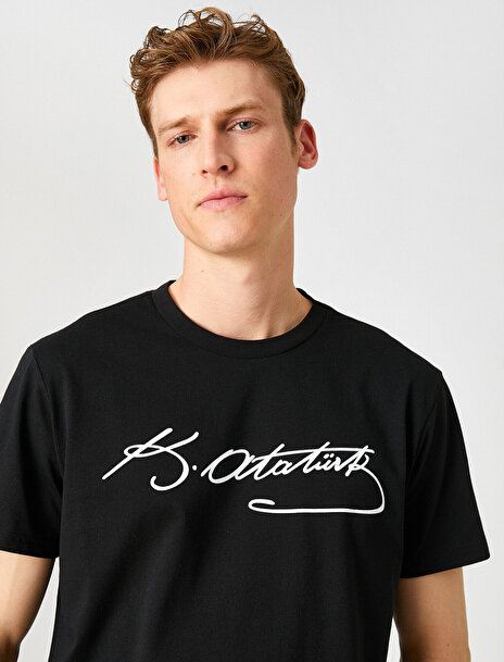 Koton Erkek Atatürk İmza Baskılı Tişört