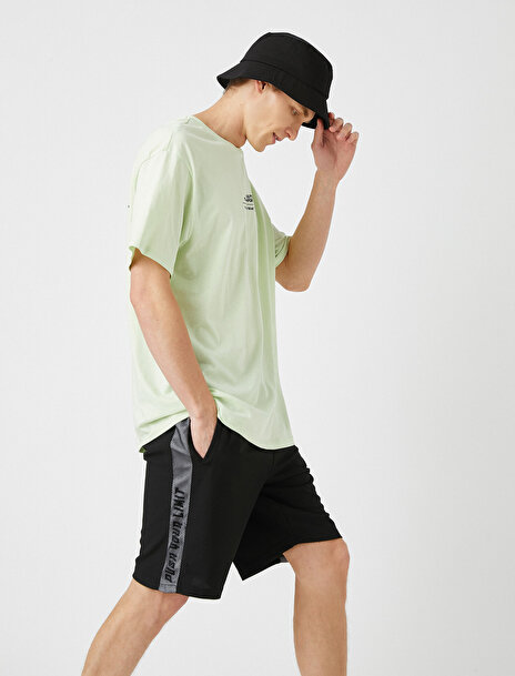 Koton Erkek Şeritli Cepli Spor Şort Koton Erkek Şeritli Cepli Spor Şort