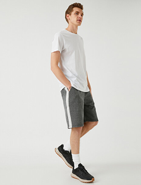 Koton Erkek Desenli Şeritli Şort