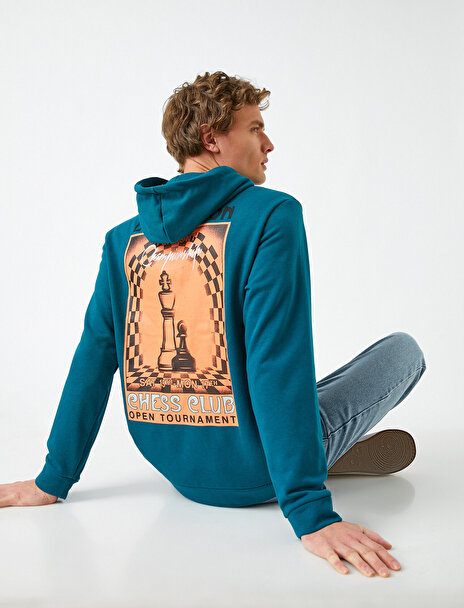 Koton Erkek Satranç Arkası Baskılı Kapşonlu Sweatshirt